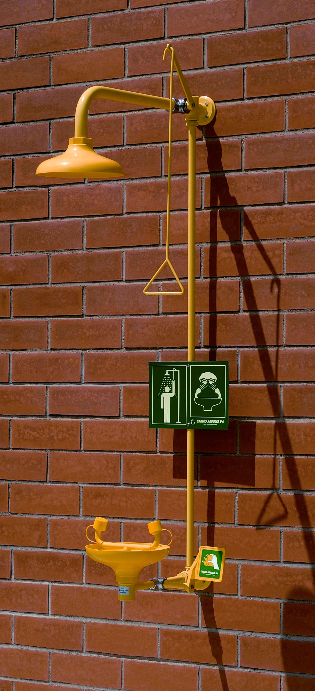 Duchas y lavaojos de emergencia. CARLOS ARBOLES. Montaje Mural, doble ...