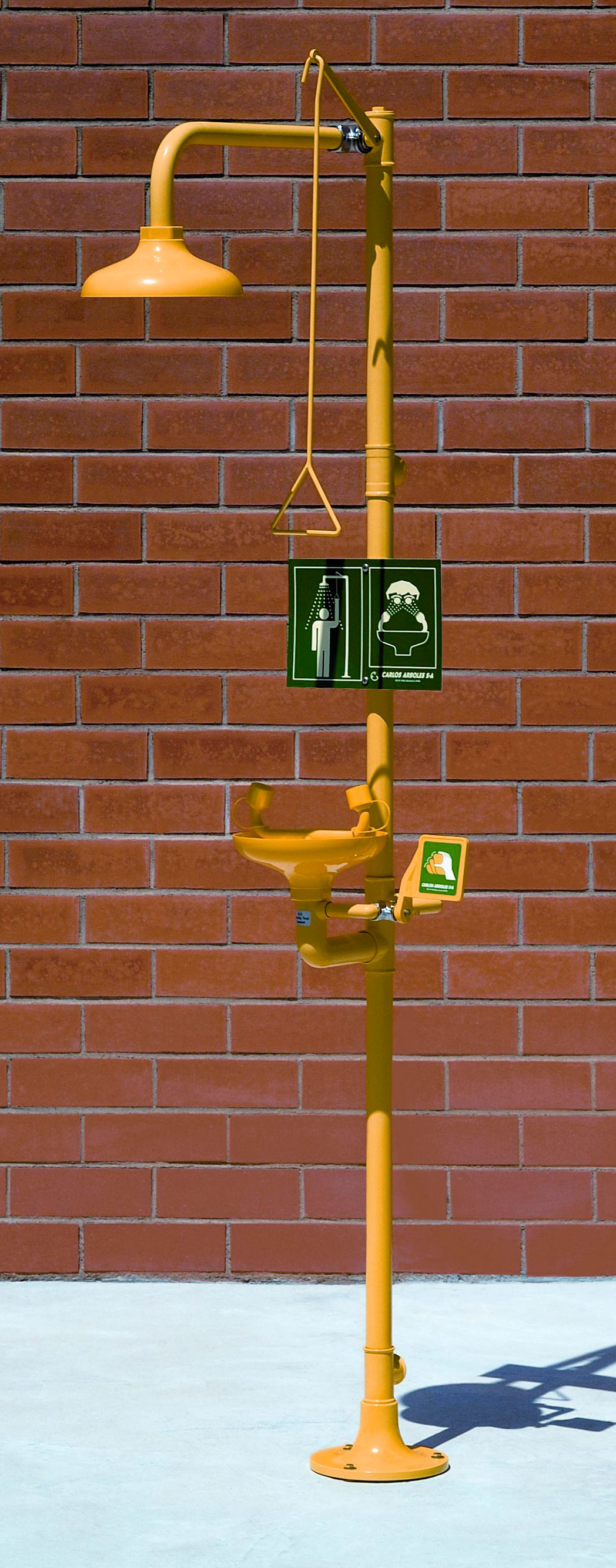 Duchas y lavaojos de emergencia. CARLOS ARBOLES. Montaje al Suelo, con ...